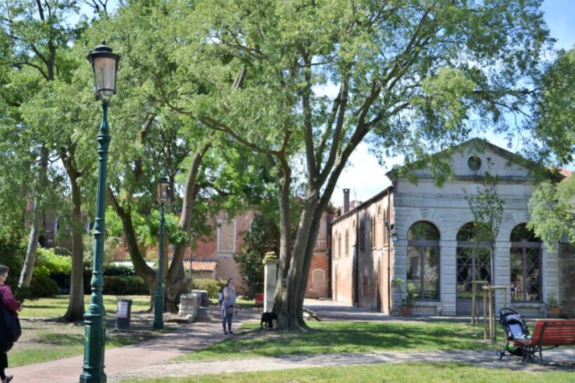 Venice: Secret City Gardens Walking Tour - Key Points