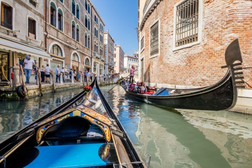 Venice: Shared Gondola Ride Across the Grand Canal - An In-Depth Look at the Tour