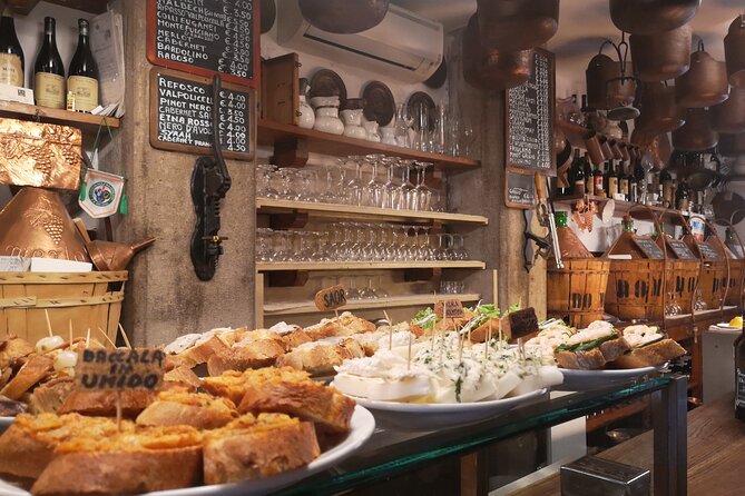 Venice Street Food Tour: Cicchetti & Spritz With Local Guide - Sipping on Spritz: A Venetian Tradition
