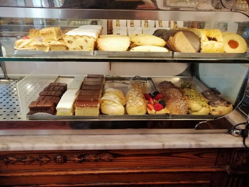 Venice: Traditional Cafés and Pastry Shops Walking Tour - The Gondola Ride: A Classic Venetian Treat