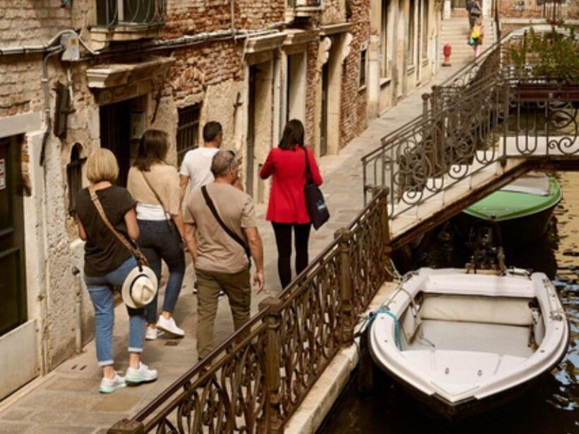 Venice: Vip Semi-Private Walking Tour with Gondola Ride - The Guide: Knowledge, Friendliness, and Personal Touches