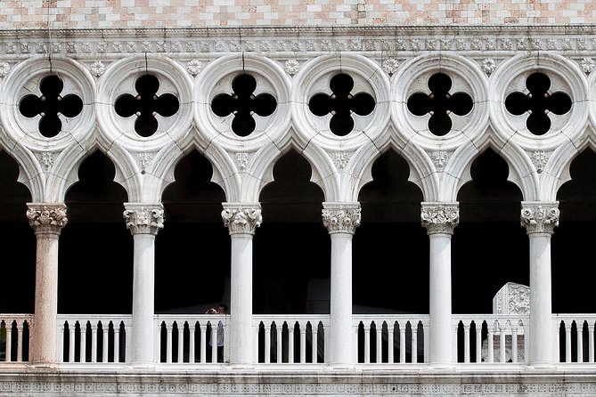 Venice Walking Tour Plus Skip the Lines Doges Palace and St Marks Basilica Tours - Discovering St. Marks Basilica