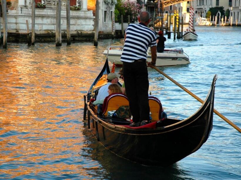 Venice's Private Gondola: Romantic Serenade - An In-Depth Look at Venice’s Private Gondola Serenade