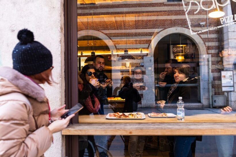 Verona: City Highlights & Street Food Walking Tour - Historic Bridges and Castles