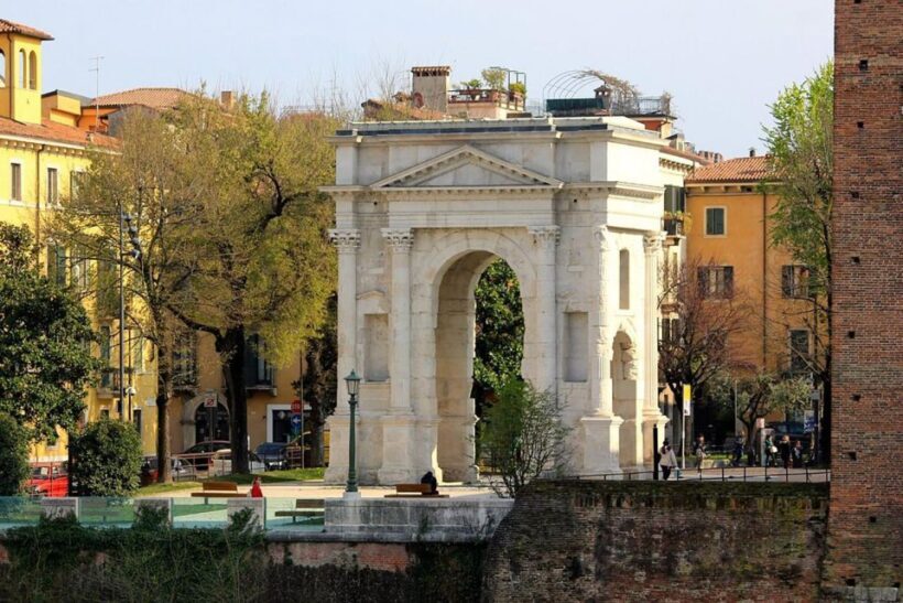 Verona Walking Tour: Access to the Arena - Key Points