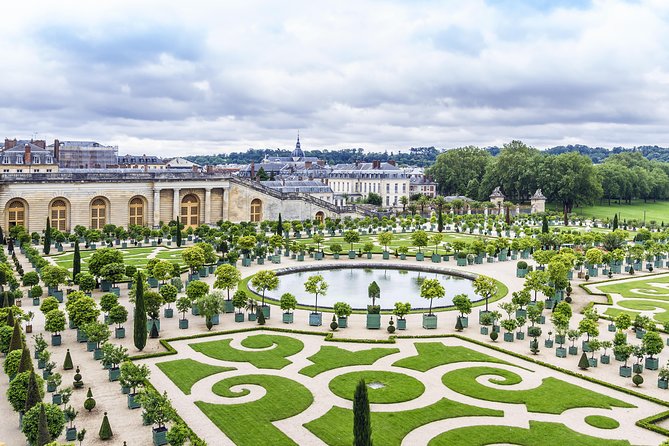 Versailles Palace and Gardens Half Day Guided Tour From Paris - Exploring the Expansive Gardens of Versailles