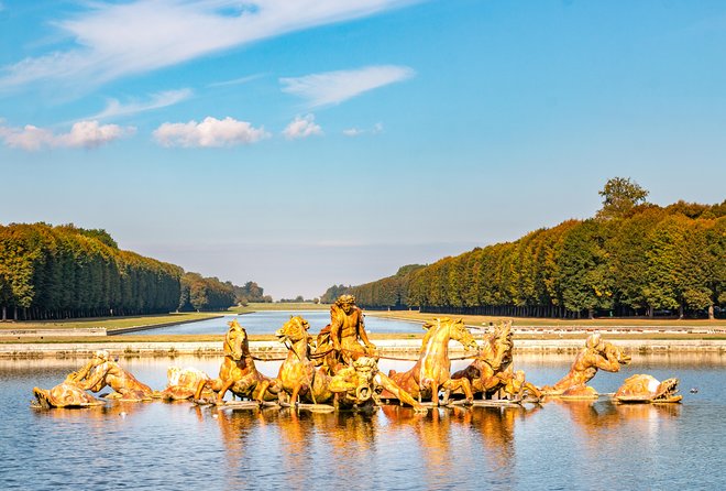 Versailles Palace and Trianon Guided Day Tour From Paris - Discovering the Trianons and Queens Hamlet