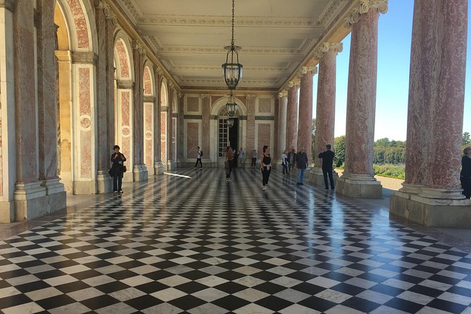 Versailles Palace & Marie-Antoinettes Estate Private Guided Tour With Lunch - Royal Gardens and Free Time
