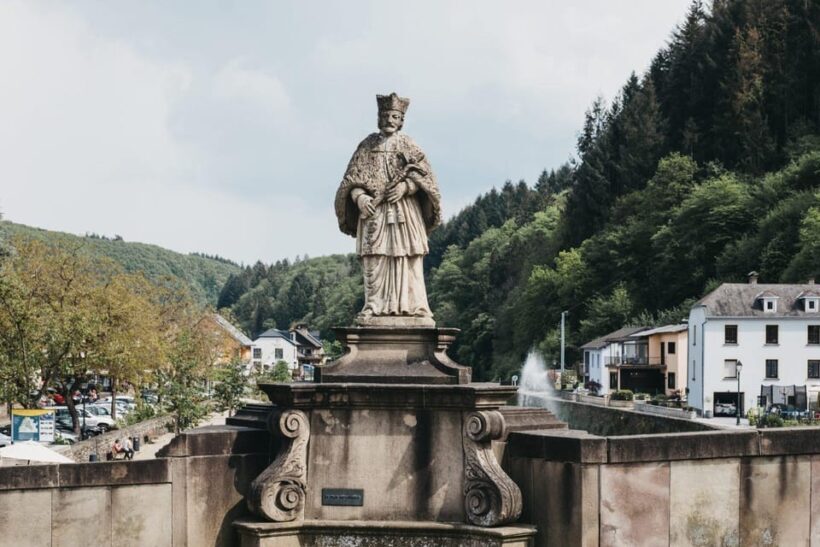 Vianden: Captivating Guided Walking Tour - Key Points