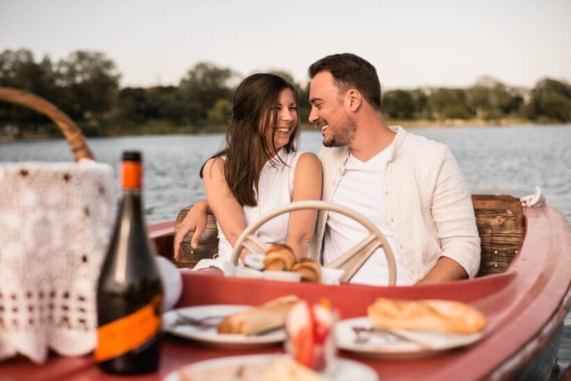 Vienna: Retro Boat Tour on the Danube River with Picnic - Key Points