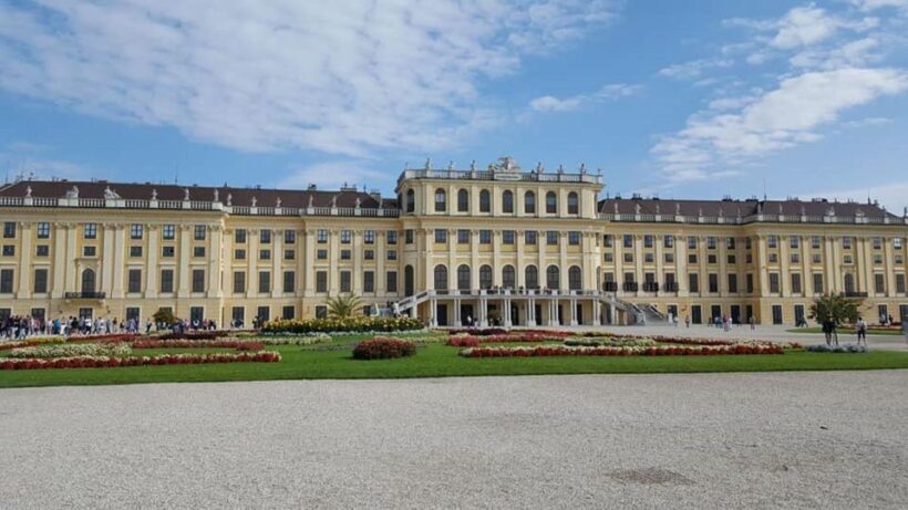 Vienna: Schönbrunn Palace & Christmas Market Walking Tour - Who Should Consider This Tour?
