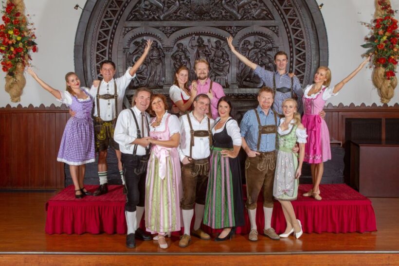 Vienna: Traditional Dinner Show at the Wiener Rathauskeller - An Immersive Evening in Vienna’s Musical Heart