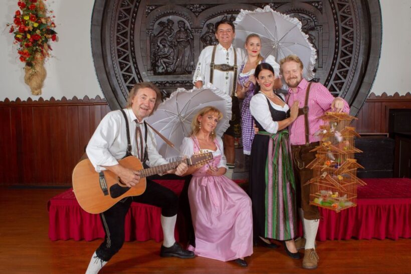 Vienna: Traditional Dinner Show at the Wiener Rathauskeller - The Food: Austrian Classics with a Hearty Touch