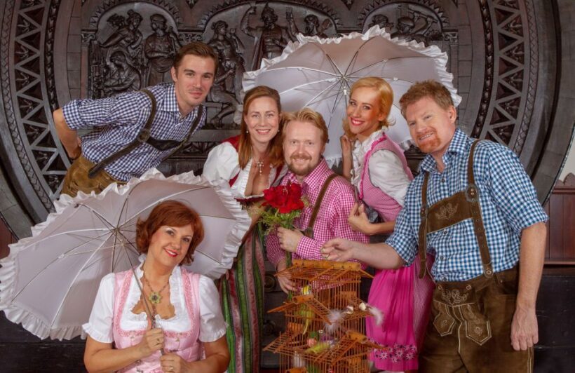 Vienna: Traditional Dinner Show at the Wiener Rathauskeller - Timing and Pacing