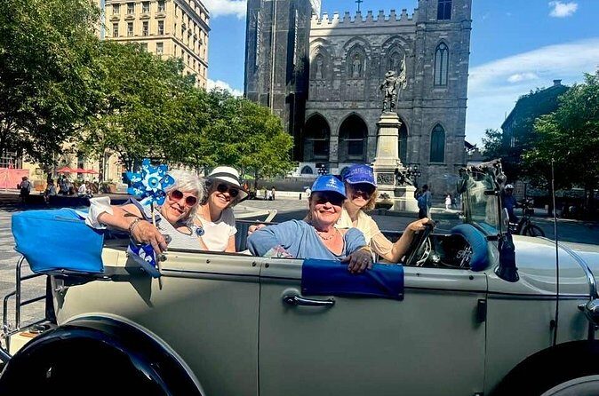 Vintage 1930 convertible ride in Old Montreal w/ old tunes-30min - FAQ