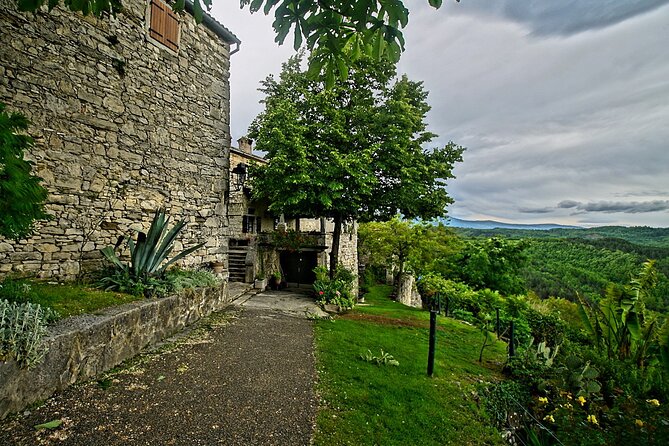 Visit Hum, "the smallest town in the world" private tour - Key Points