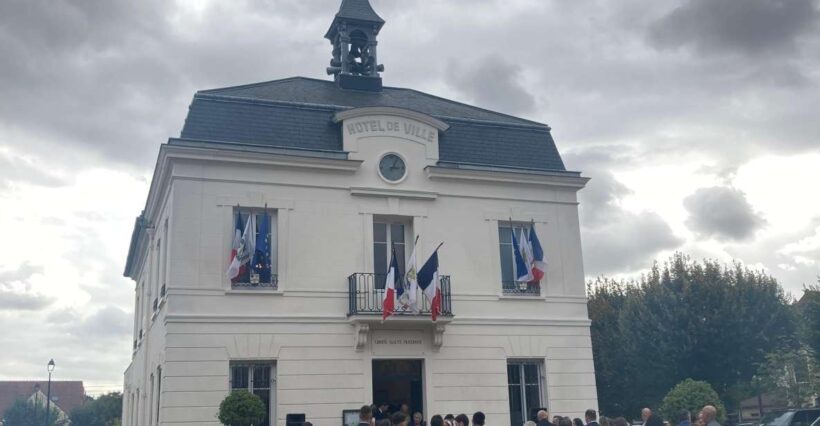 Visit in classic car Paris Chantilly Versailles Auvers - A Closer Look at the Vintage Car Tour Experience