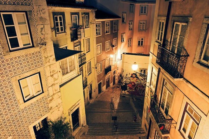 Visit Lisbon at night with dinner and Fados, on private tour - Key Points