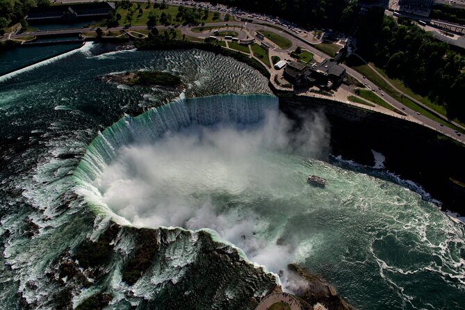 Visit Niagara Falls and experience a VIP Wine Tour - A Gourmet Lunch in Niagara-on-the-Lake