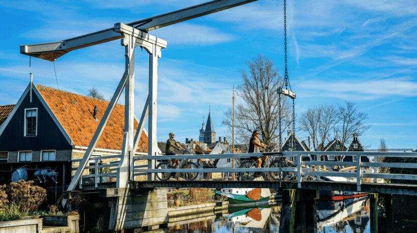Volendam: Bike Rental including Highlights-Routes - What to Expect During the Day