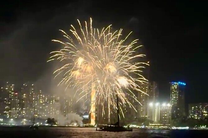 Waikiki Beach Catamaran Friday Night Fireworks Tour - A detailed look at what this tour offers
