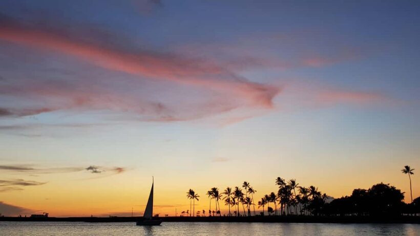 Waikiki: Friday Night Fireworks Catamaran Sail - The Details of the Waikiki Fireworks Catamaran Experience
