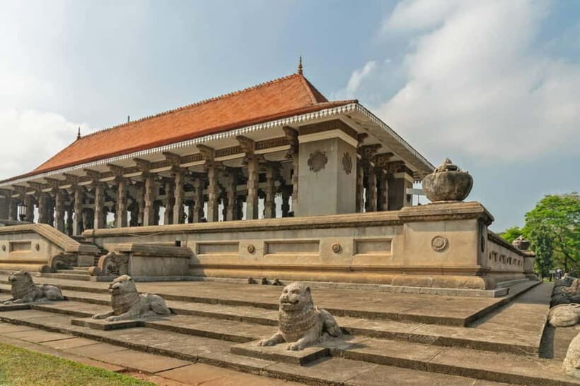 Walk and Explore Colombo City: Guided Tour by Foot - The Sum Up