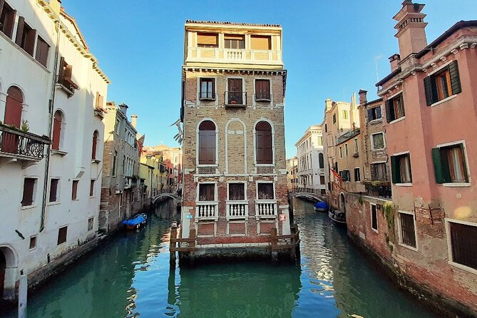 Walking Tour and Enchanting Gondola Journey in Venice - The Gondola Experience: What to Expect