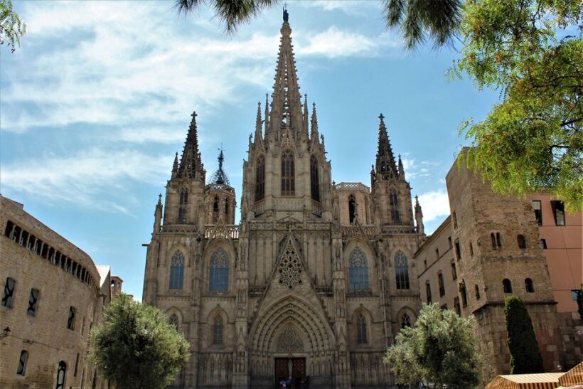 Walking Tour Gothic Quarter and Ramblas+Boat Trip - Exploring Barcelona’s Heart: A Detailed Review of the Gothic Quarter, La Rambla, and Boat Trip