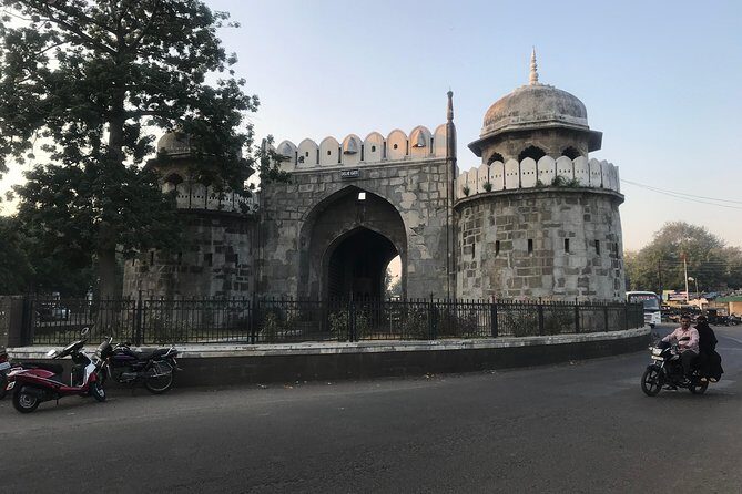 Walking tour in the ancient imperial garden of Aurangabad - Key Points