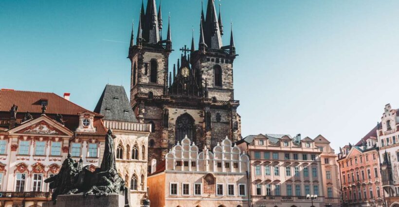 Walking tour of Prague in french: Old Town & Charles Bridge - Itinerary Breakdown and Highlights