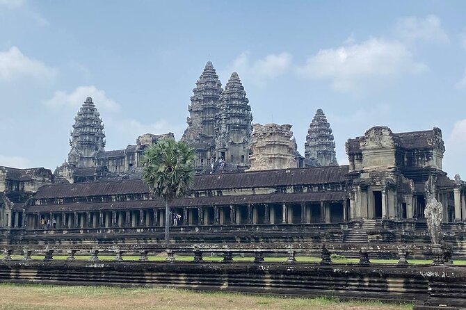 Waterfall & River of 1000 Siva Linga Phnom Kulen National Park - The Waterfalls: A Scenic Marvel