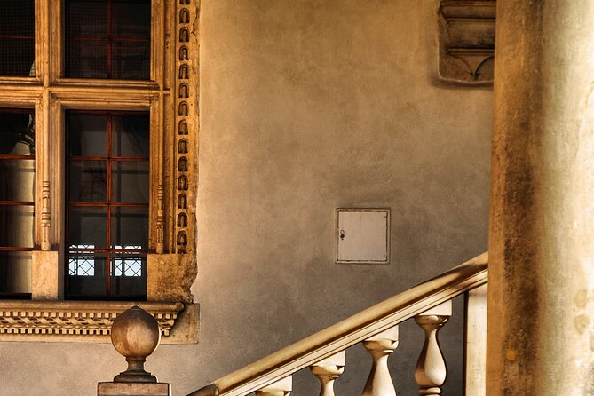 Wawel Castle and Cathedral Guided Walking Tour in Kraków - Guide Experience and Knowledge