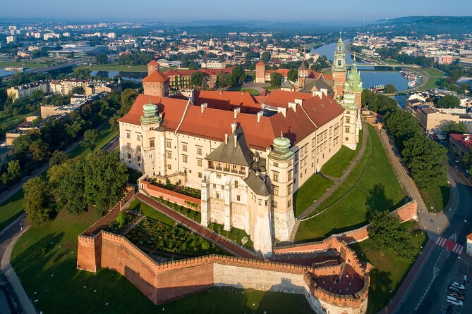Wawel Castle and Cathedral with St Mary Basilica tour - Key Points