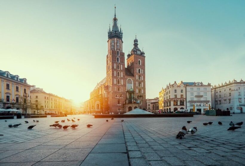 Wawel Hill, St.Mary's Church & Rynek Underground Guided Tour - Exploring Kraków’s Crown Jewel: Wawel Hill and Castle