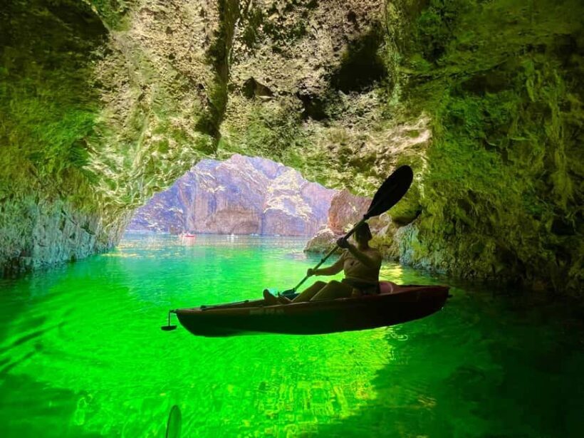 Willow Beach: 5 Coves & 2 Caves Emerald Cave Kayaking Tour - Emerald Cove and Paddling Back