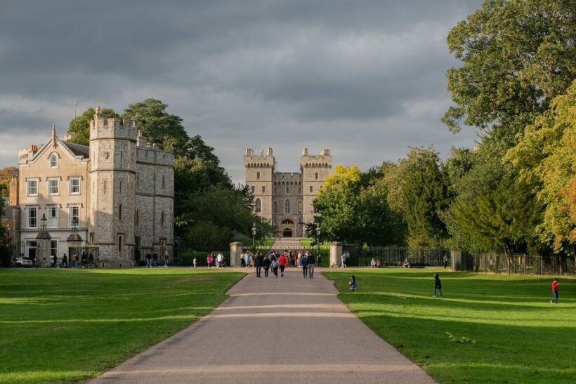 Windsor Castle Hampton Court palace Private Tour with Ticket - Practical Tips for Travelers