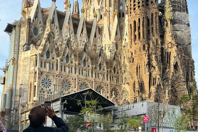 Wonders of Gaudi: Parc Güell and Sagrada Familia - Meeting and Pickup