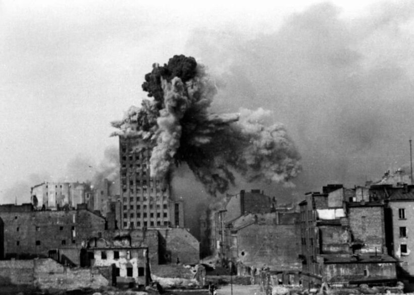 World War 2 in Warsaw walking tour in English - Introduction: What to Expect from the Warsaw WWII Walking Tour