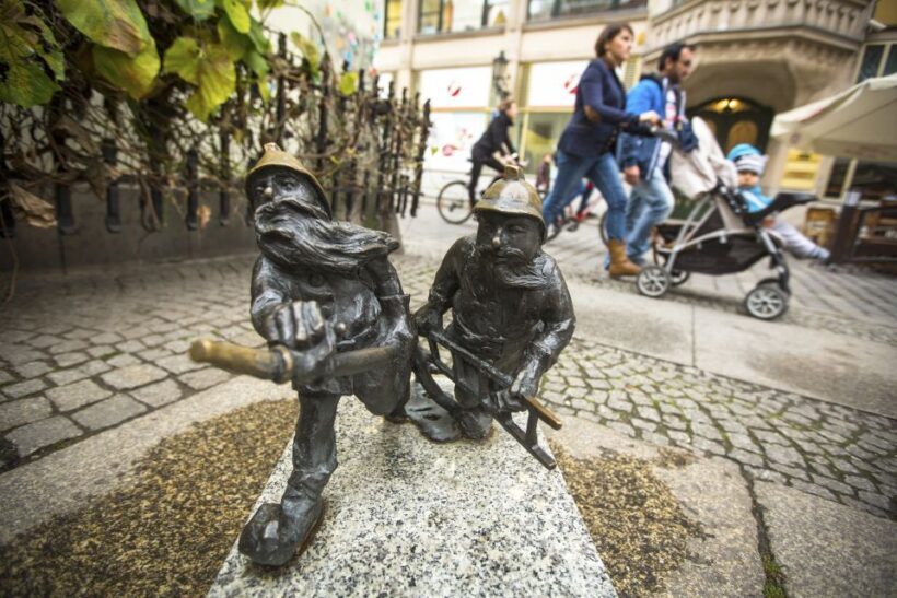 Wrocaw: Garden Gnome Challenge with Guide - Beyond the hunt: exploring Wrocław