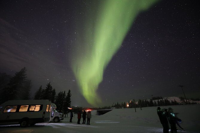 Yellowknife Tours - Aurora by bus - A Closer Look at the Aurora by Bus Experience