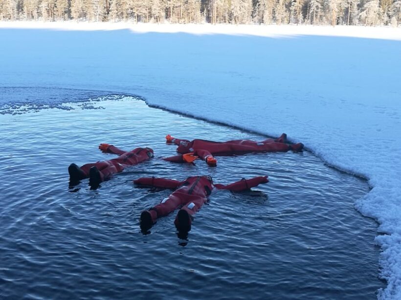 Ylläs: Lake Ylläsjärvi Ice-Floating Experience - A Detailed Look at the Ice-Floating Experience