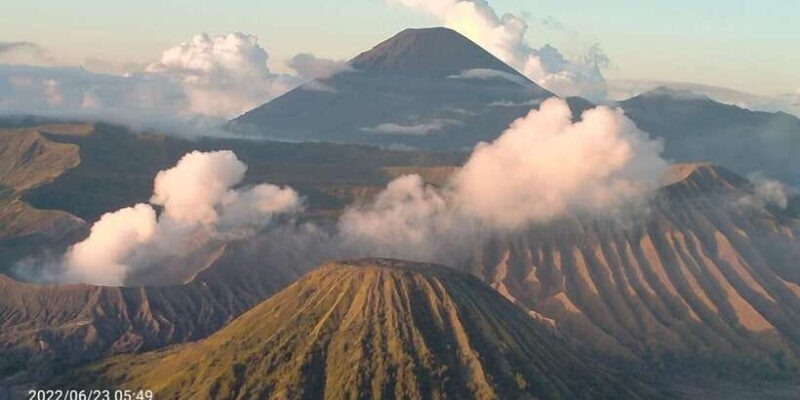Yogyakarta: Borobudur, Bromo, Ijen, and Waterfall Tour - Transportation and Logistics