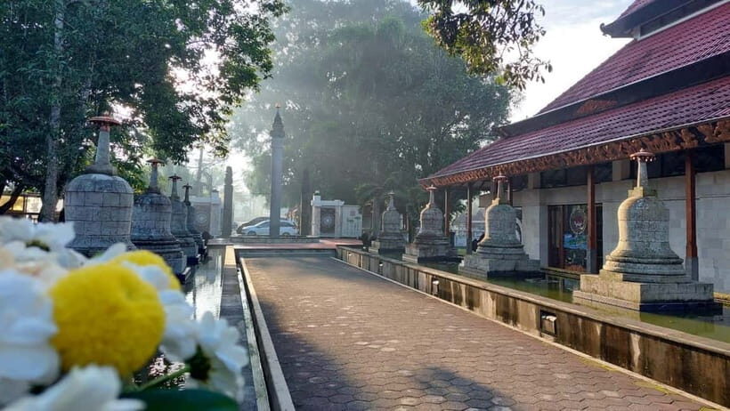 Yogyakarta: Borobudur Climb & Prambanan Guided Tour - Exploring the Temples: A Closer Look