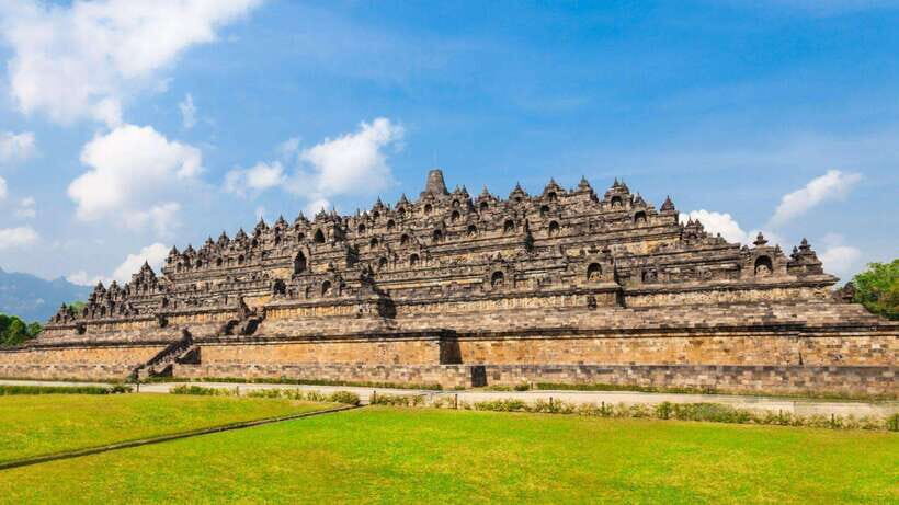 YOGYAKARTA; BOROBUDUR CLIMB UP AND PRAMBANAN TEMPLE TOUR. - Key Points