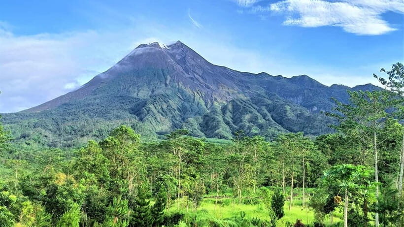 Yogyakarta: Borobudur Climb up, Merapi Volcano and Prambanan - Key Points