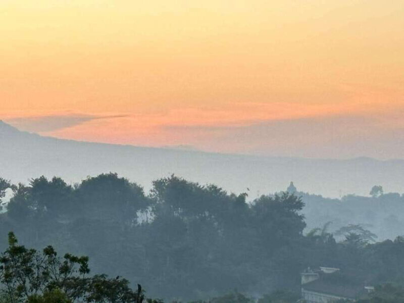 Yogyakarta: Borobudur Sunrise Climbup guarantee & prambanan - Who Should Consider This Tour?