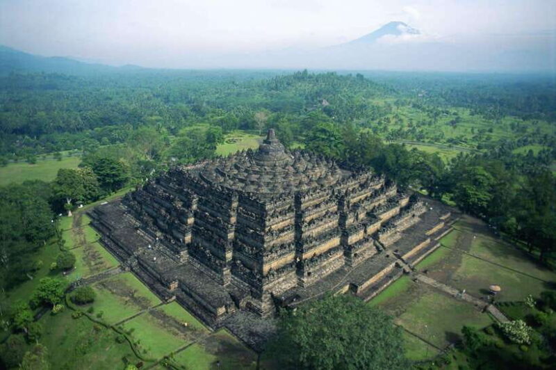 Yogyakarta : Borobudur(climb up temple) & sunrise mt merapi - Introduction