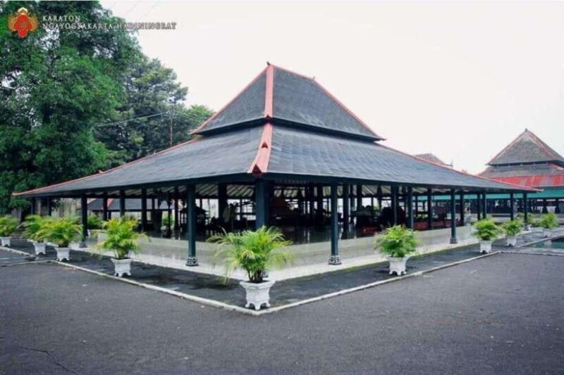 YOGYAKARTA CITY TOUR,SULTAN PALACE,WATER CASTLE AND CRAFTS. - The History Behind Yogyakarta’s Formation