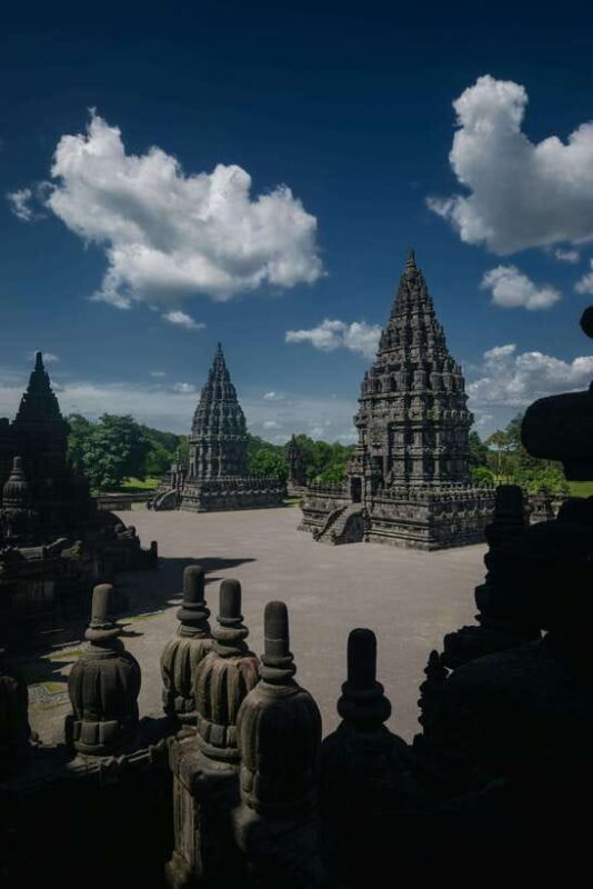 Yogyakarta : family tour to Borobudur + Prambanan + Guide - Key Points